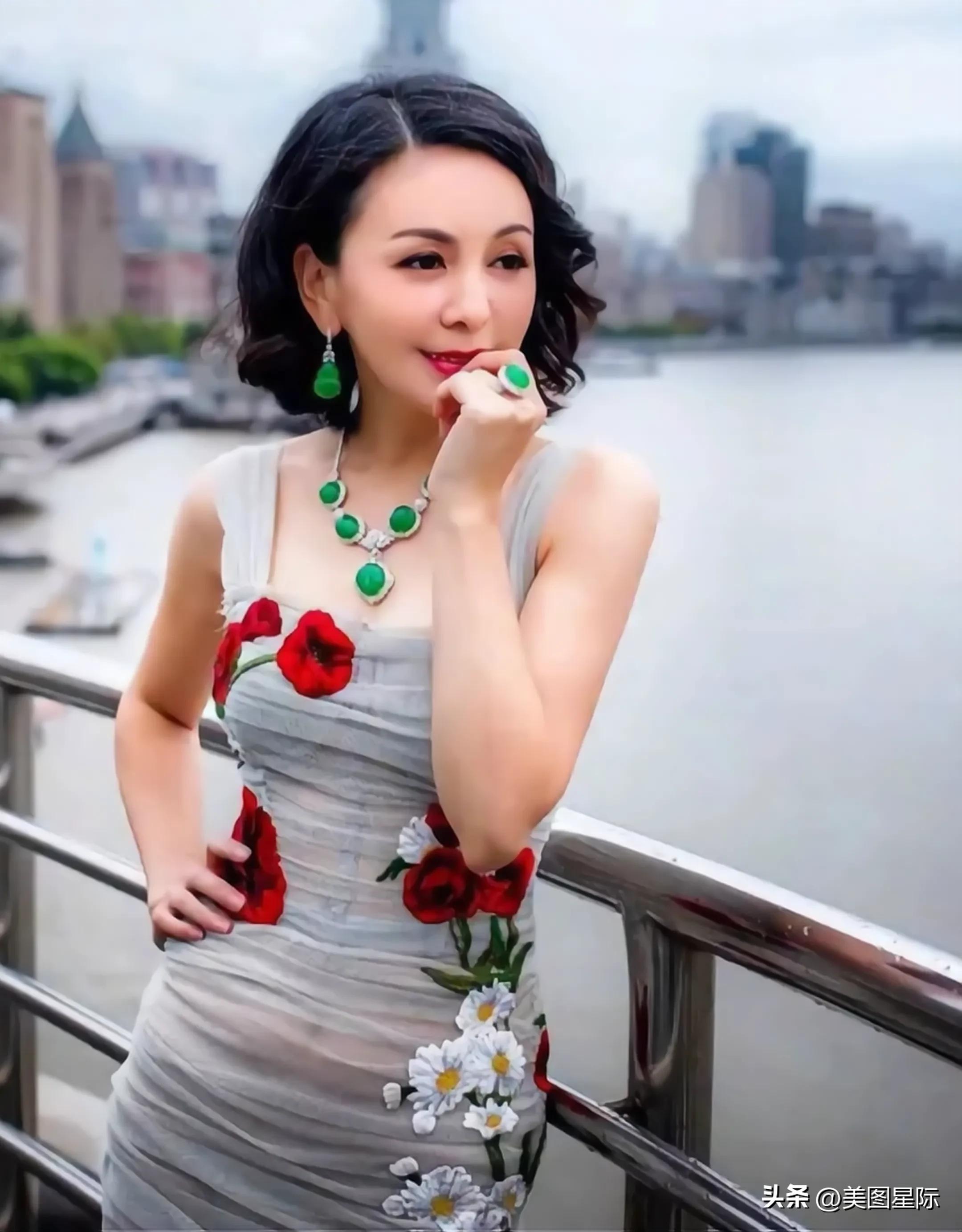 The protagonist of this issue—Aunt Xue (Wang Lin), the 84th issue of ...