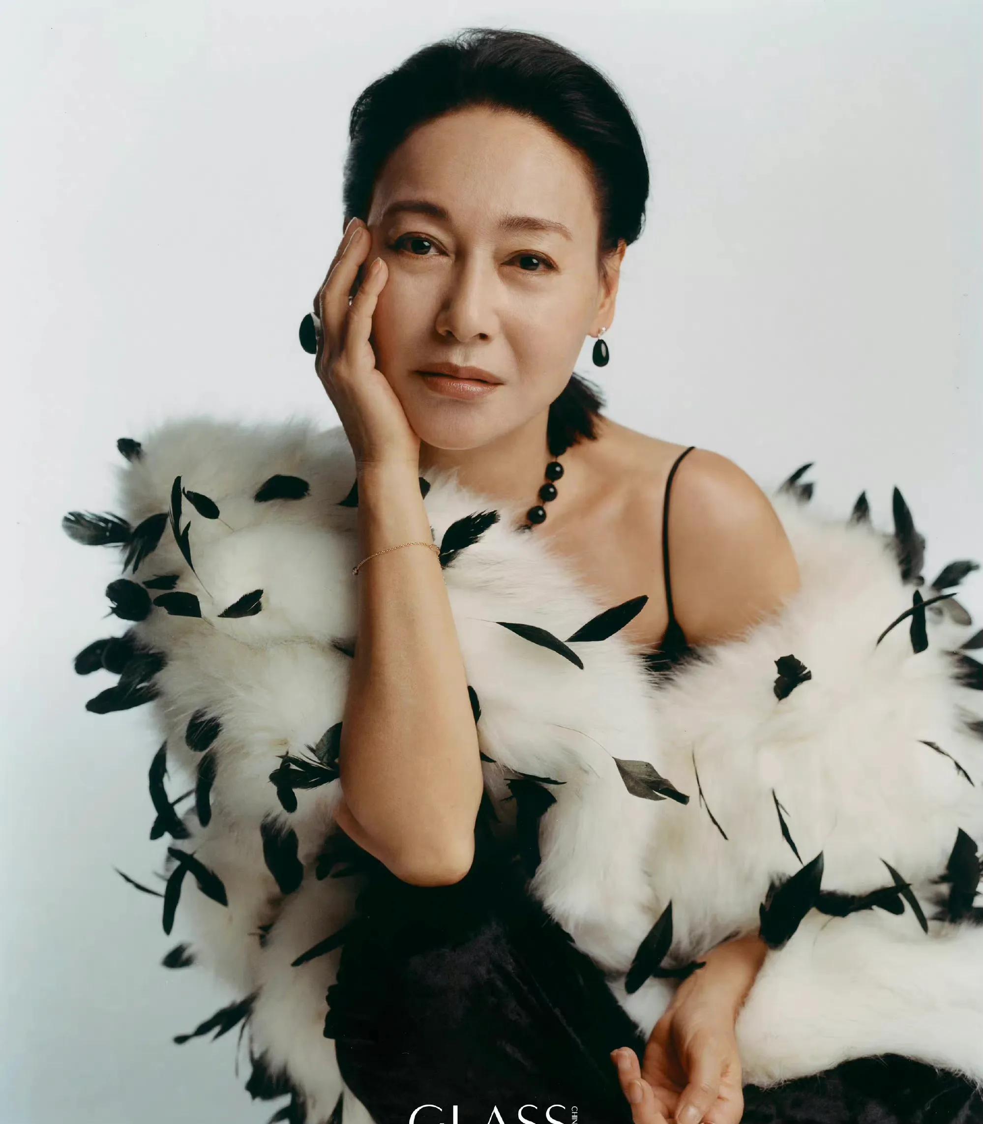 Hui Yinghong, Nazha and Dou Jingtong perform autumn and winter furs ...