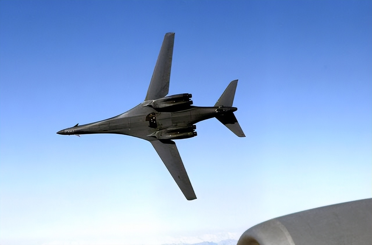 Lancers: U.S. military B-1B strategic bomber - iNEWS