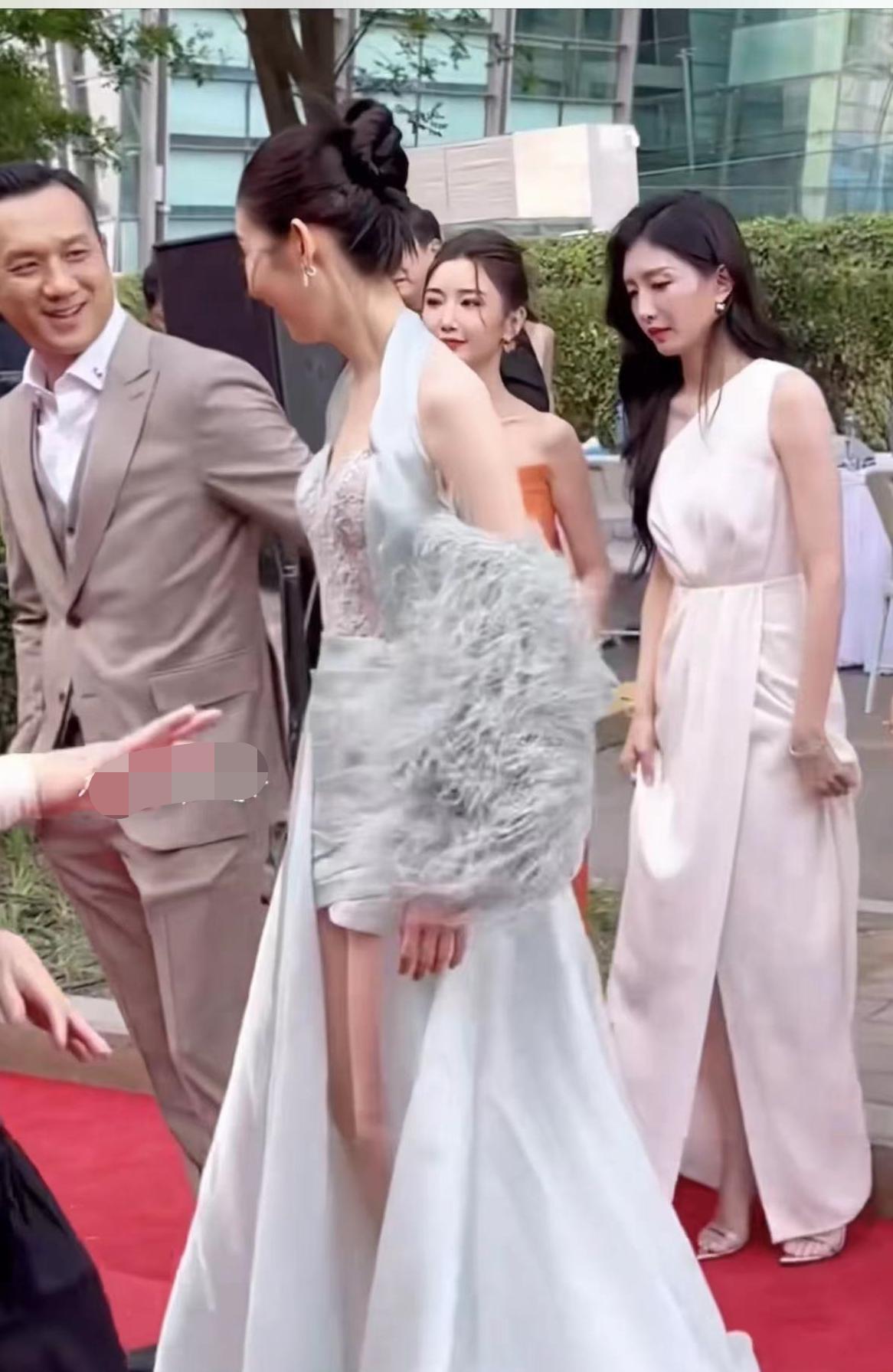 Huang Jue shakes the 26-year-old actress hand in hand, the expressions ...