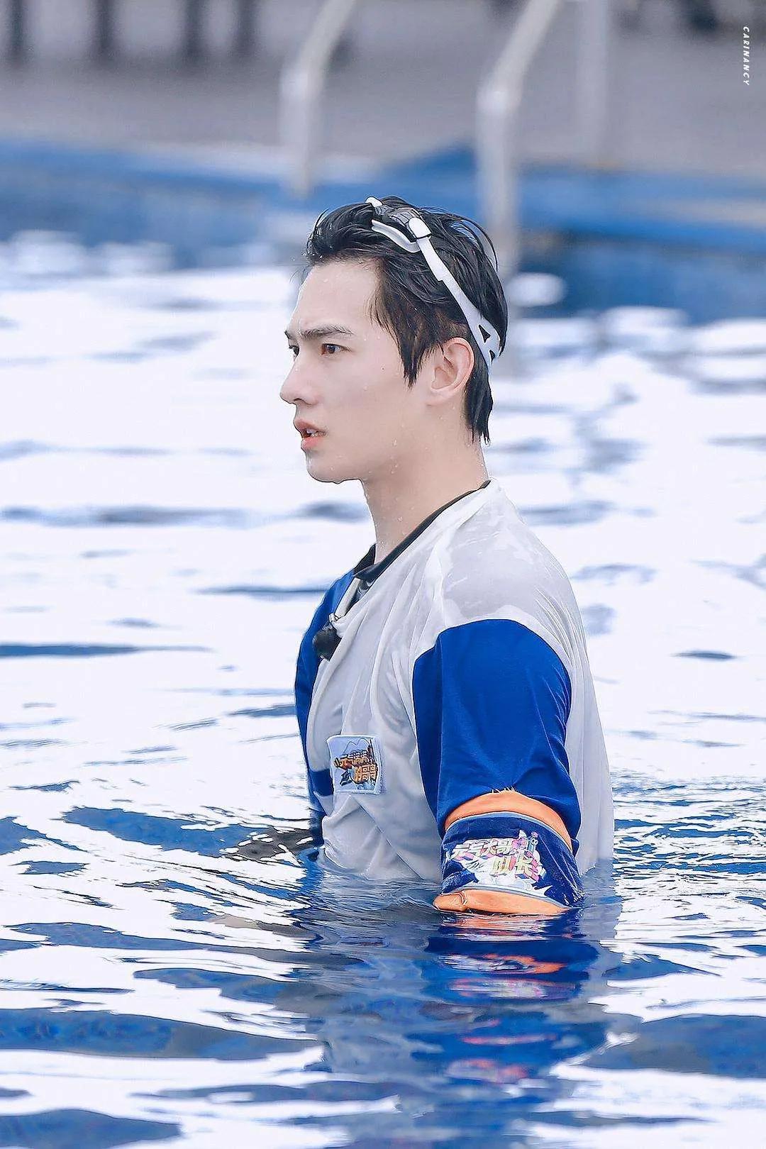 Yang Yang's wet swimming is so charming and his figure is so good - iMedia