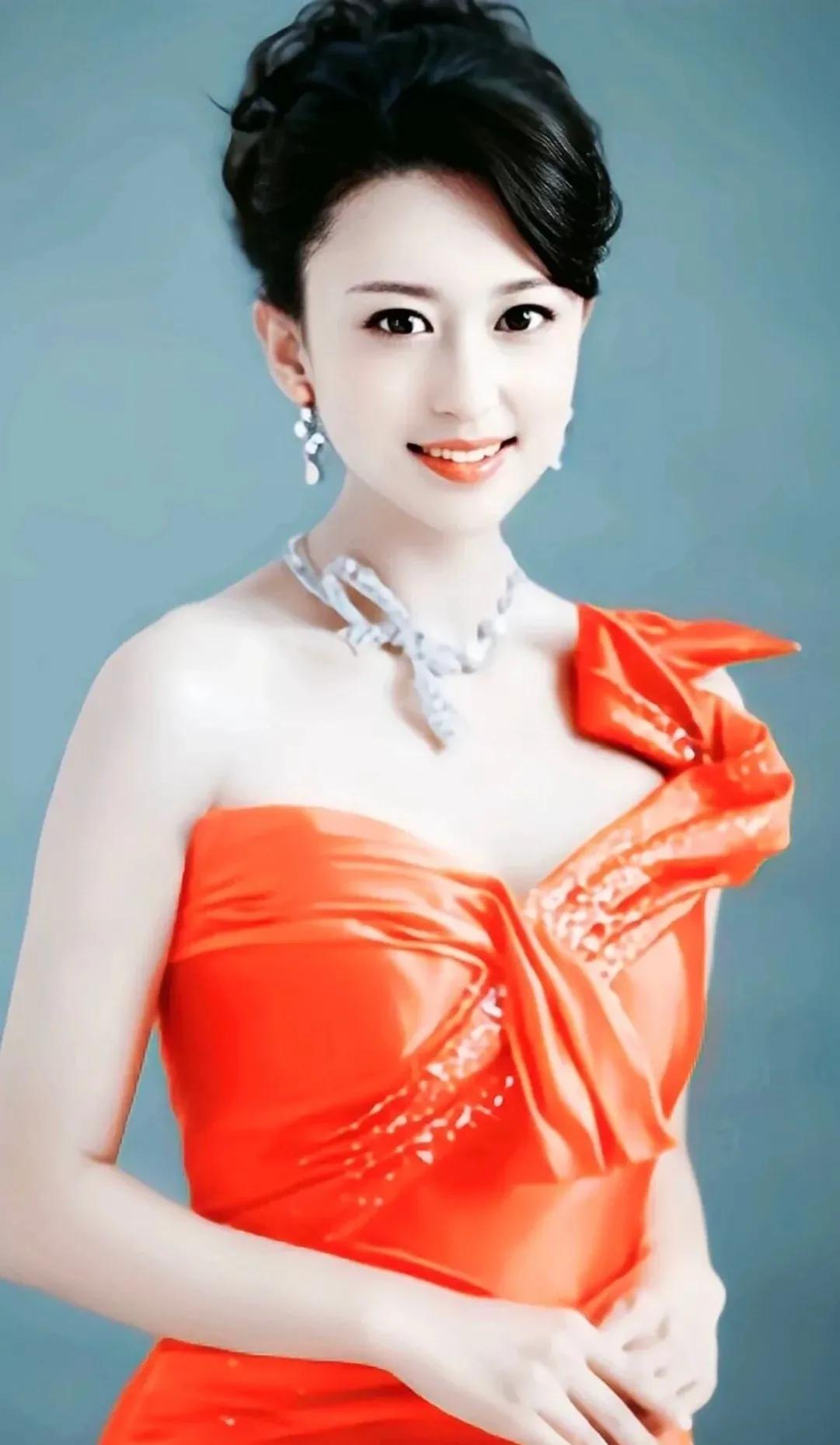 Li Sisi, Zhou Tao, Dong Qing, Li Hong, Zhu Xun, Fang Qiong, Liu Yan and other hosts, who is the ...