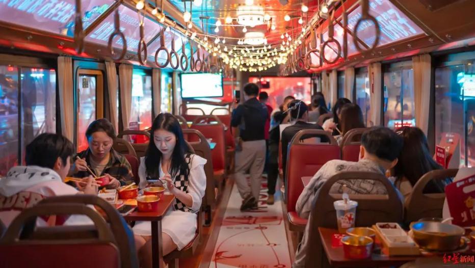 The first "Hot Pot Bus" has appeared in Chengdu, how else can you roll ...