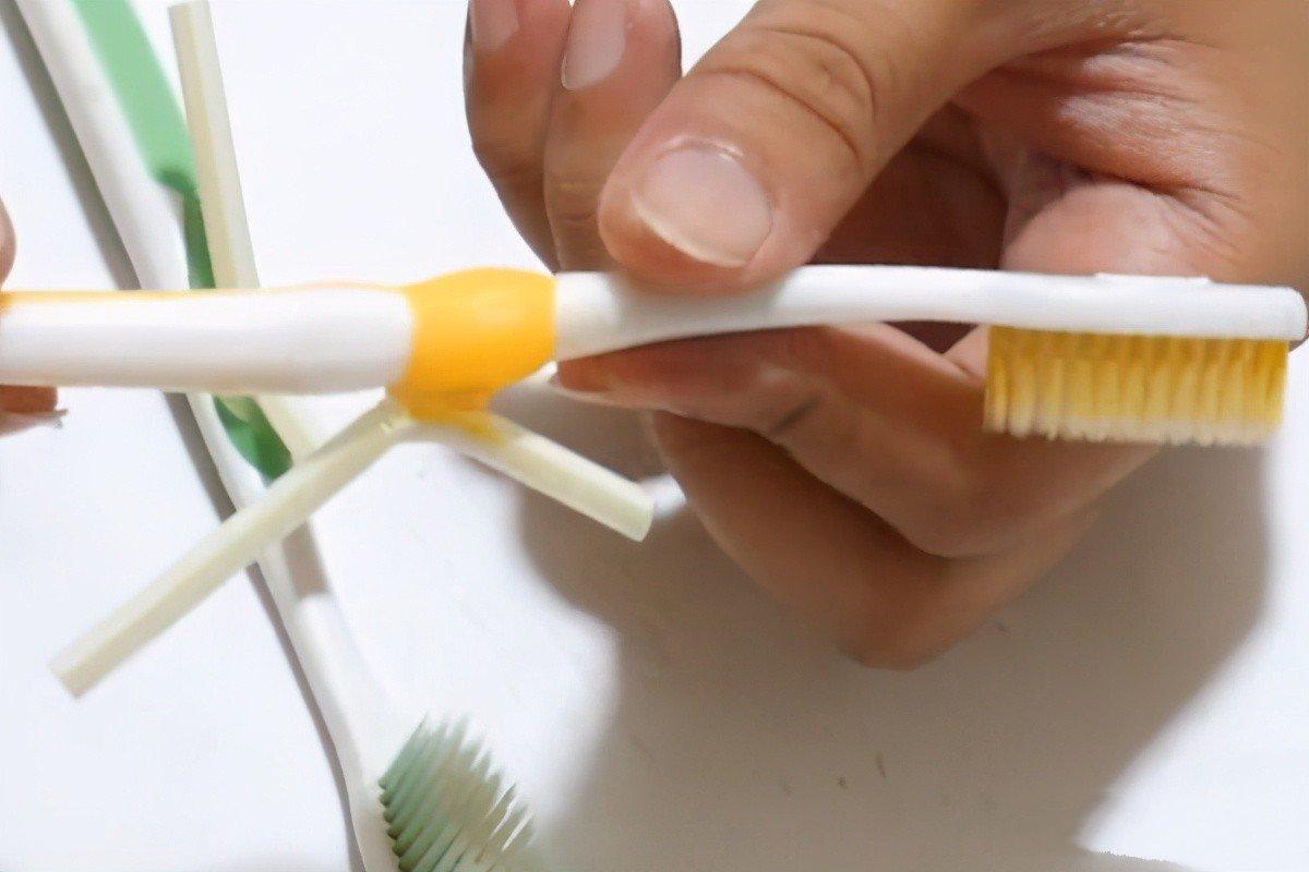Sticking a straw to the toothbrush solves the problem of business trips ...