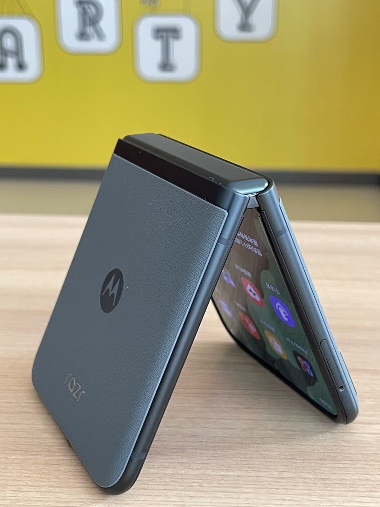 Motorola razr 40 folding mobile phone, girlfriend birthday gift - iNEWS