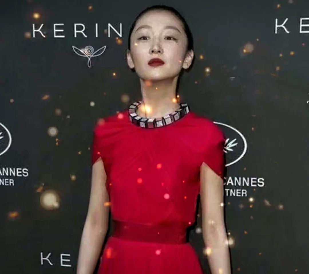 The 31-year-old Zhou Dongyu's expression and temperament began to move ...