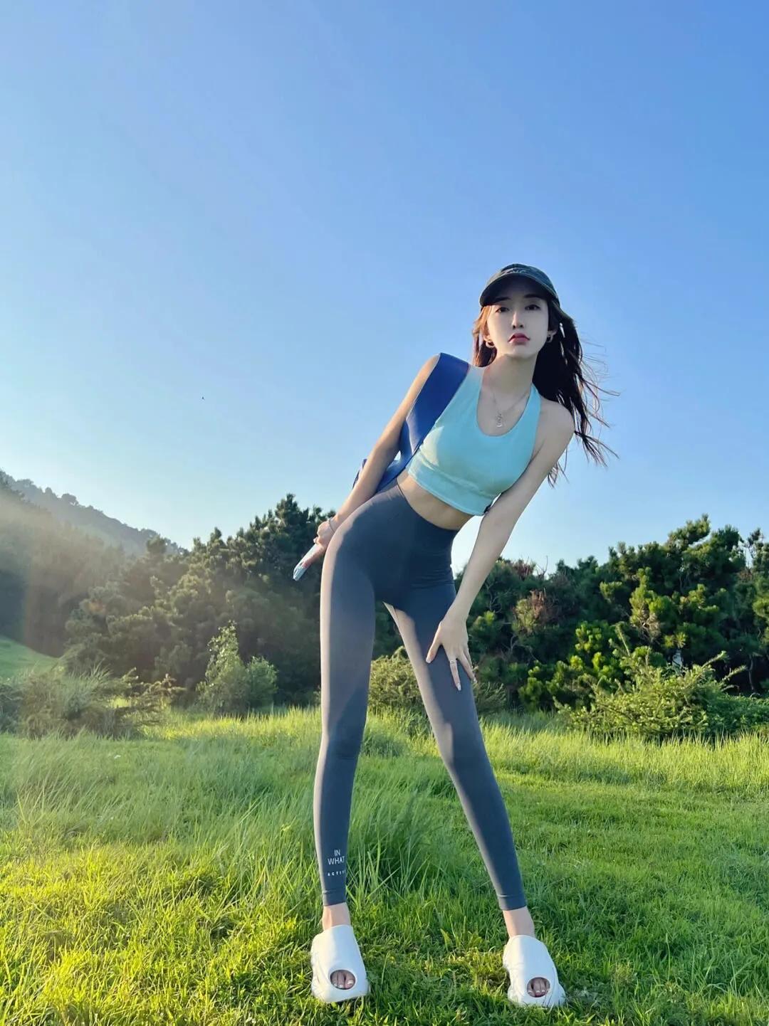 Outdoor mountain climbing "sports goddess" shows off her good figure ...