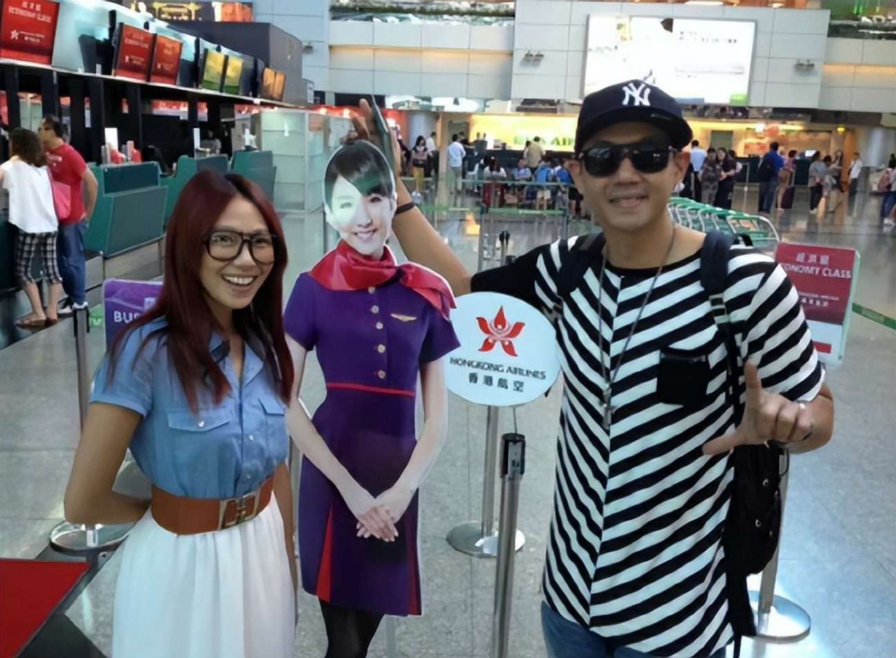 Show off your hands, take off your underwear, speak pornographically ...