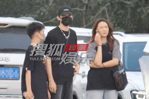 Exclusive: Luo Yizhou appeared at Lu Han's concert and ran away with the paparazzi's car in a ...