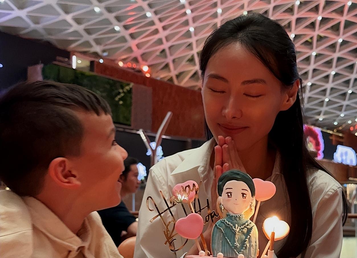 Liang Luoshi is pregnant with four children, went to a bridal shop with ...