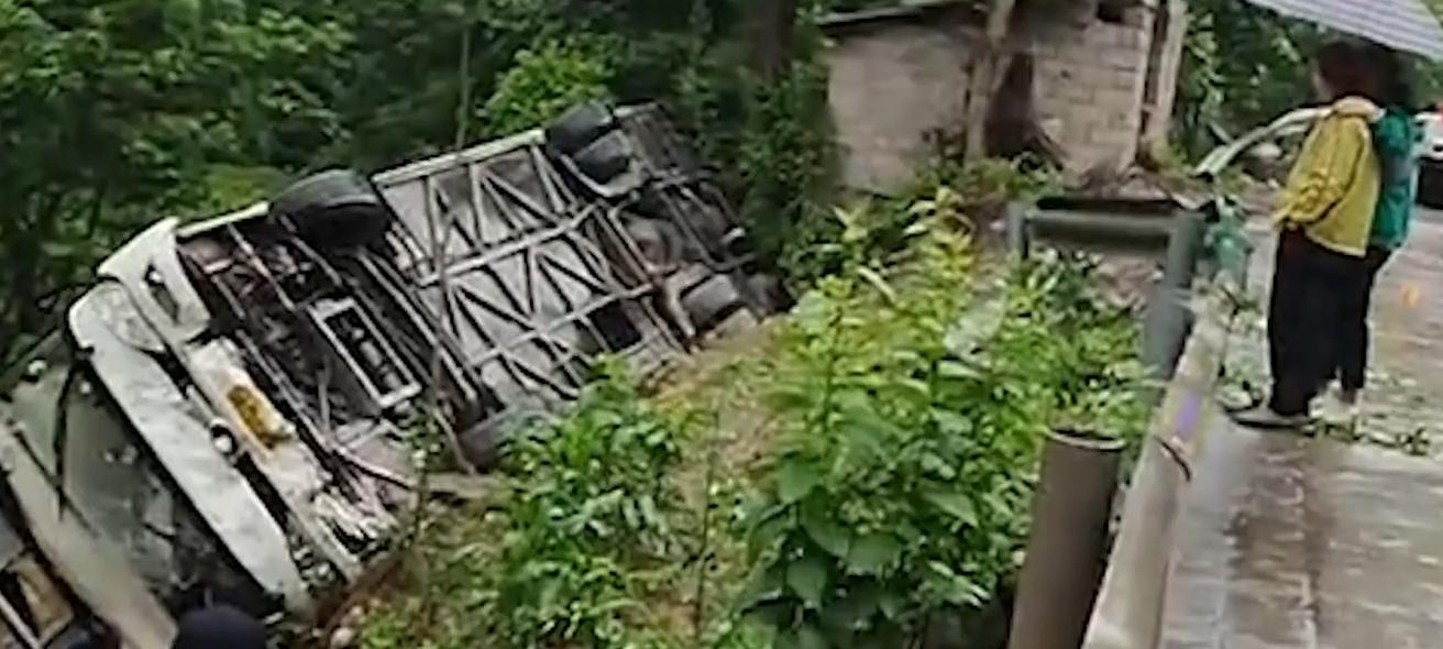 The tourist bus was hit by a "curve killer" in rainy days? The bus ...