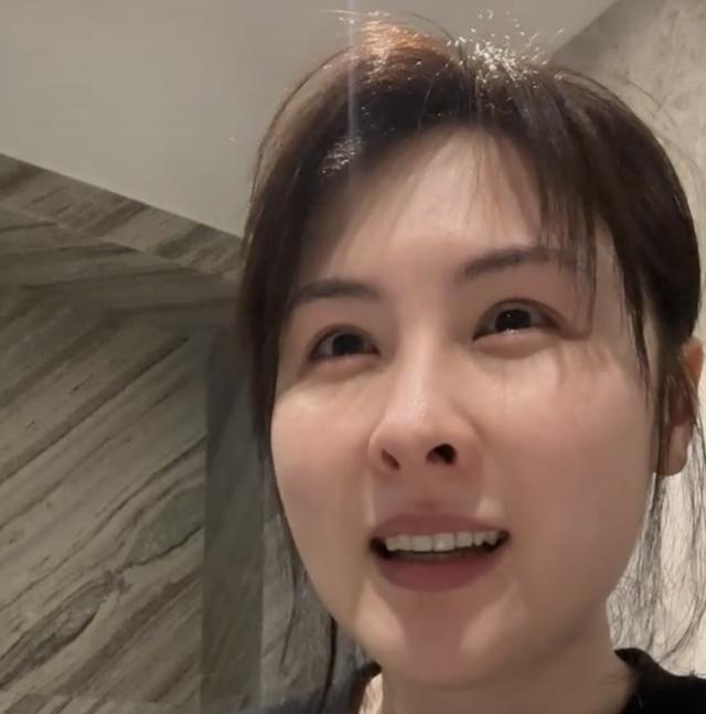 After ten years of marriage, Nancy Liu finally became pregnant. Her husband covered his face and ...