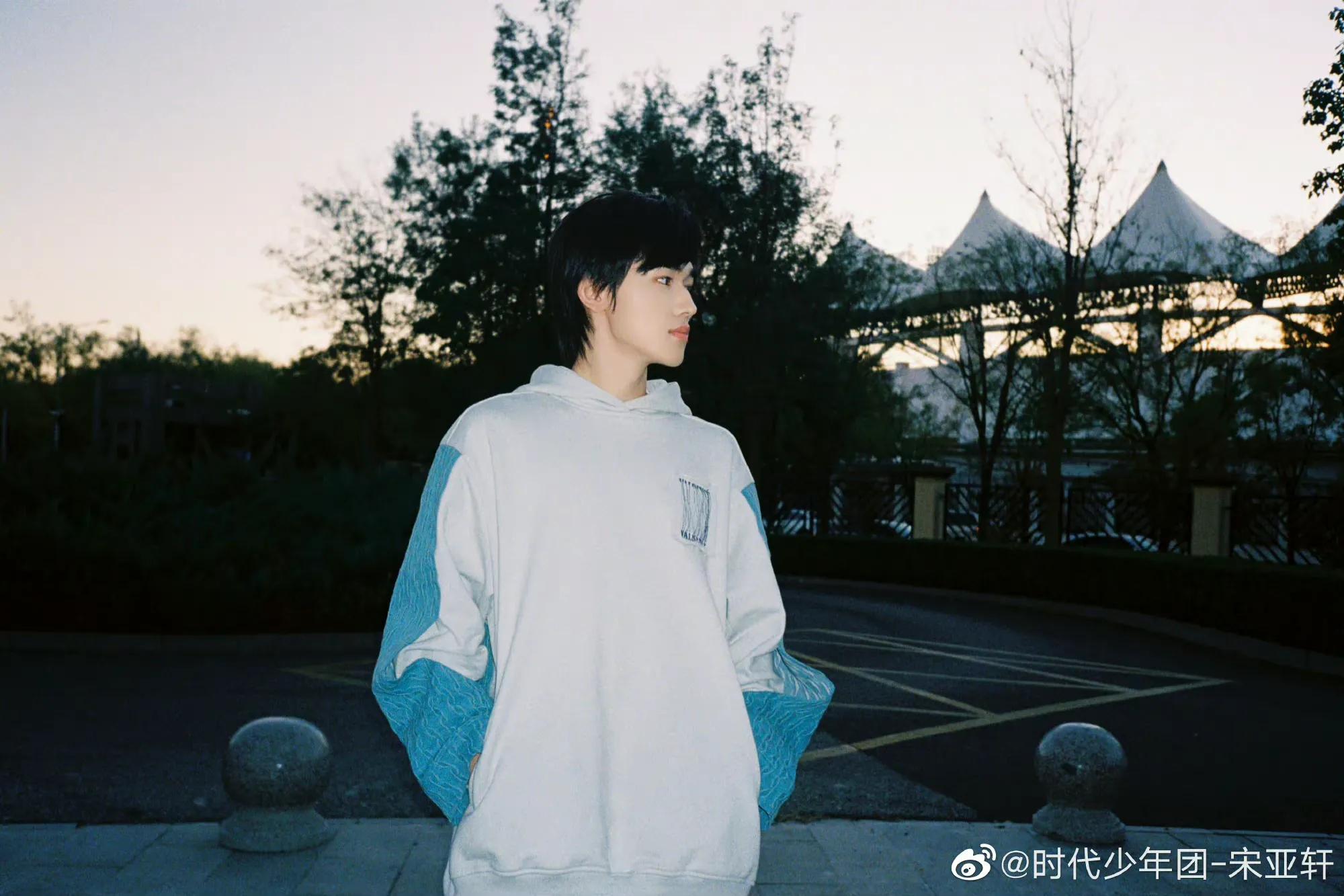 Song Yaxuan's blue and white sweater is photographed in six grids, such ...