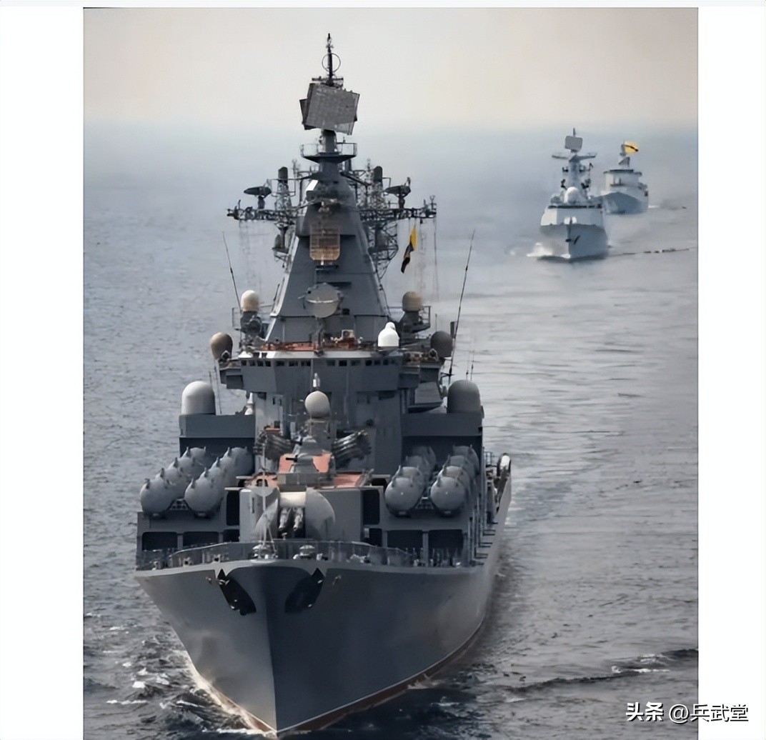 Knock the mountain and shake the tiger! Five ships entered the middle ...