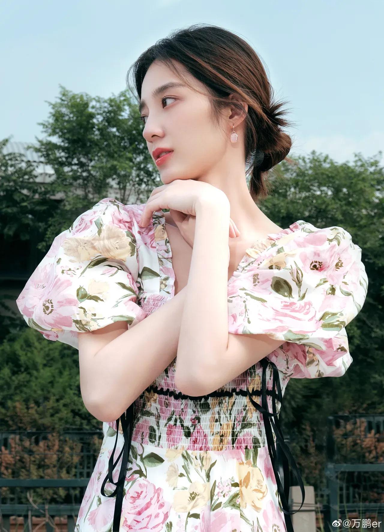 The youthful and beautiful Wan Peng, the pink floral dress is cute and ...