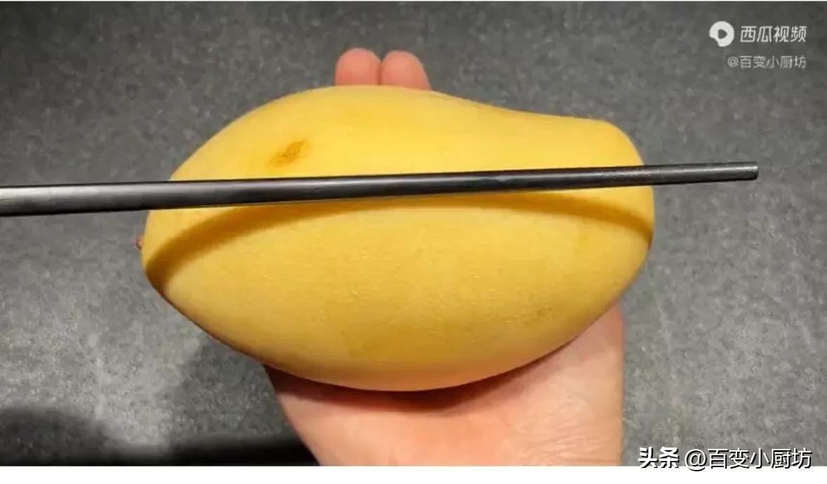 Peeling mango is so simple, no dirty hands and no juice, this method is ...