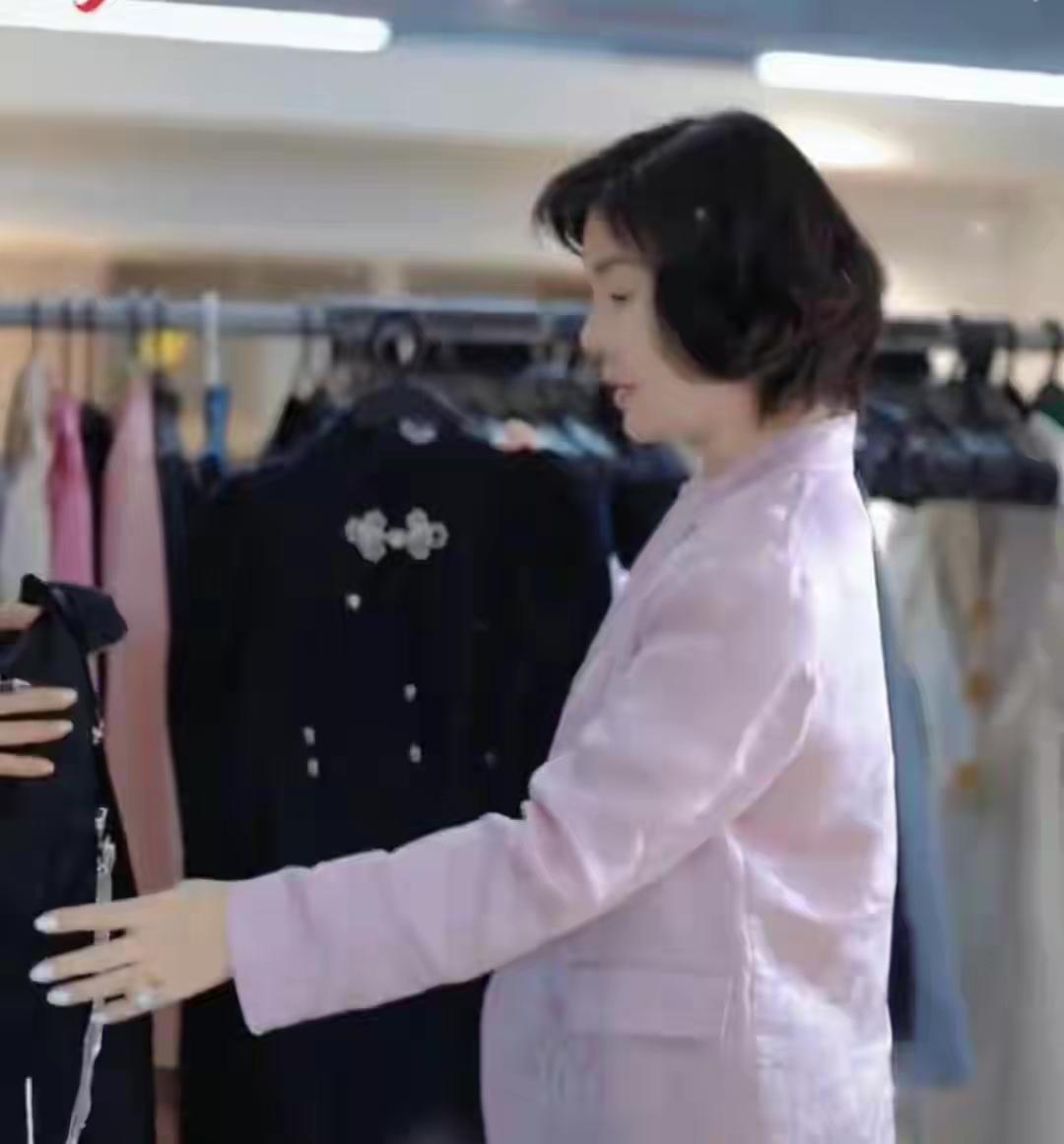 Singer Chen Hong started her own business as her own boss, her 54-year ...