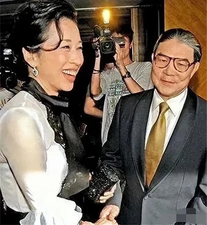 Zhu Lingling is in the same frame as Huo Zhenting, a beautiful and ...