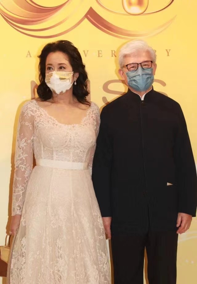 Zhu Lingling's husband is suddenly much older!Her hair is all white ...