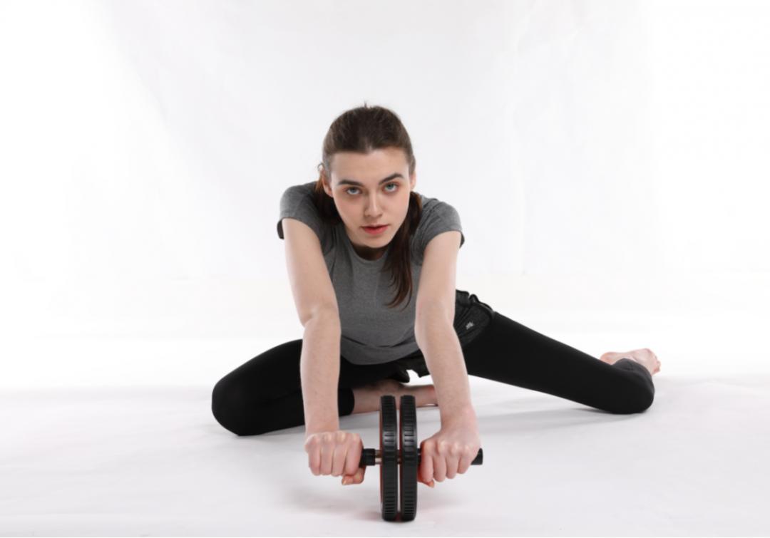How to use the abdominal wheel correctly to play a good figure - iNEWS