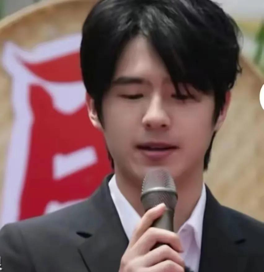 Liu Haoran's recent photos caused controversy! Hair cheeks and hair oil, netizen: He really ...