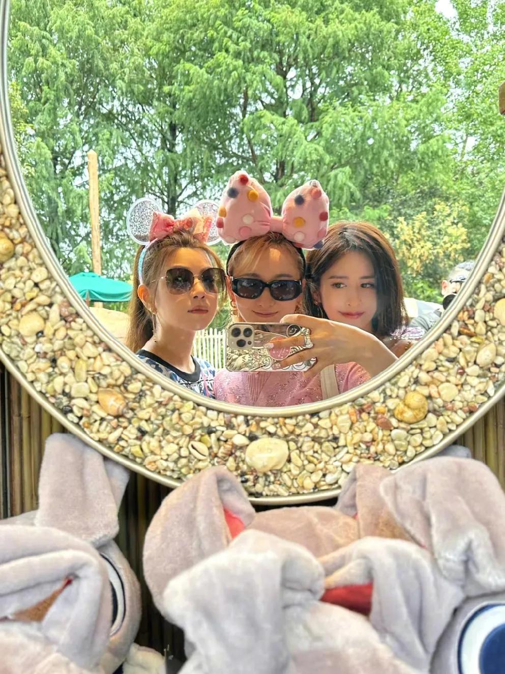 Michelle Chen and Ying Er took their two babies to Disneyland to play, and their son Xiao ...