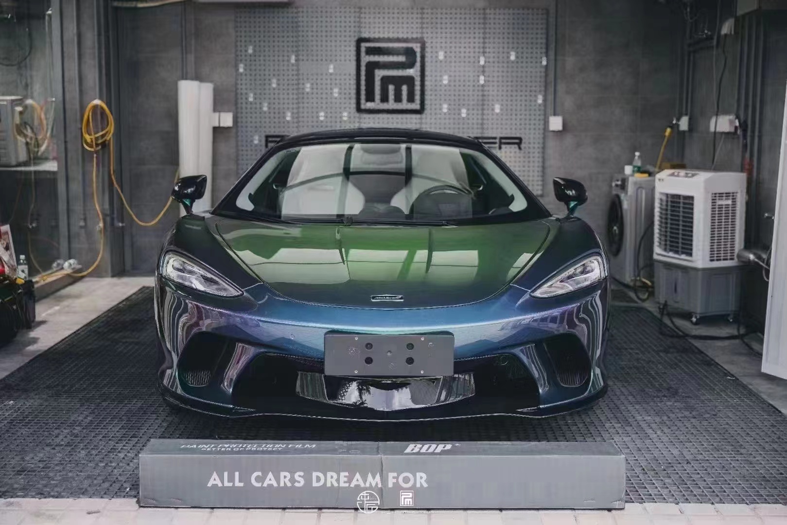 The most dazzling blue dragon neon color makes McLaren GT more chic - iNEWS