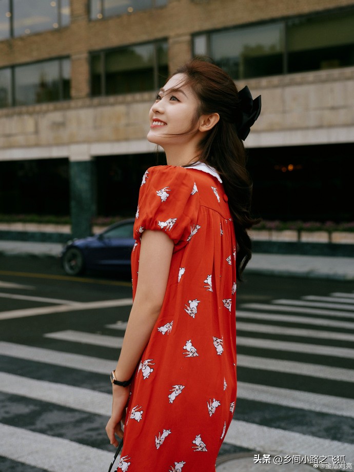 Xing Fei's red puff sleeve skirt is sweet and cute with wavy long hair ...