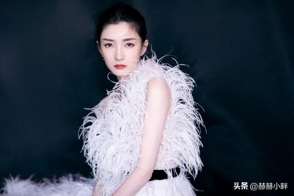 Jiang Shuying, the alluring beauty of "Shuying slants horizontally and ...