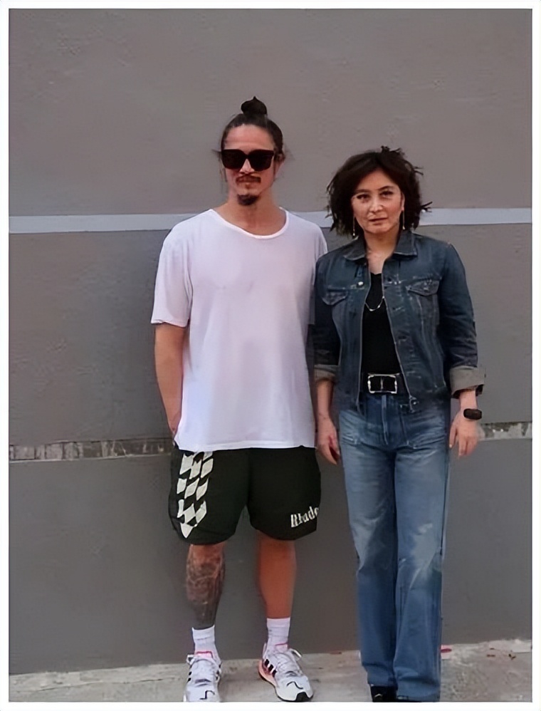 He Chaoyi is capricious!Wearing a navel-baring outfit looks so greasy ...