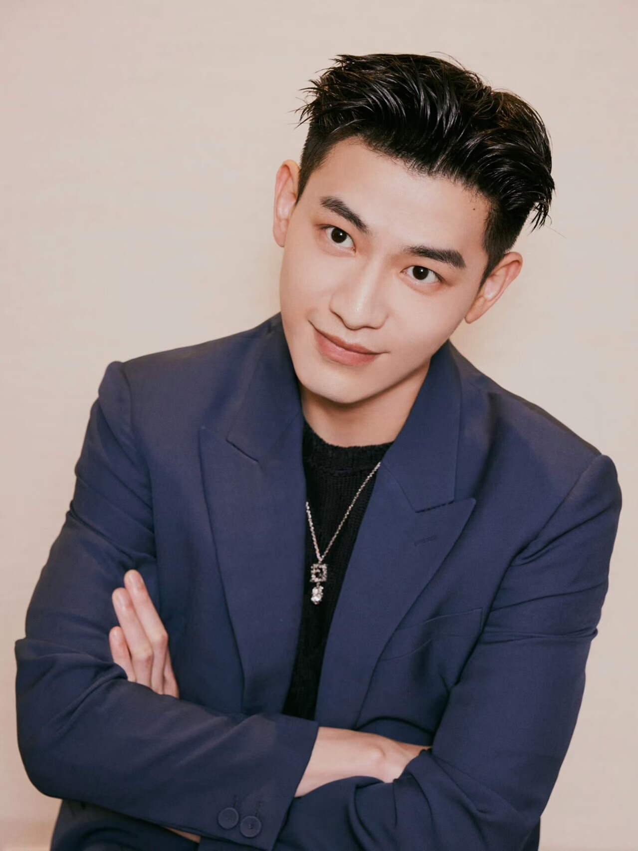 Xin Yunlai's suit is fashionable, it turns out that the back hair and ...