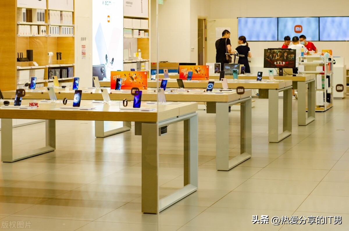 Should I buy a mobile phone at an offline physical store, or on the ...