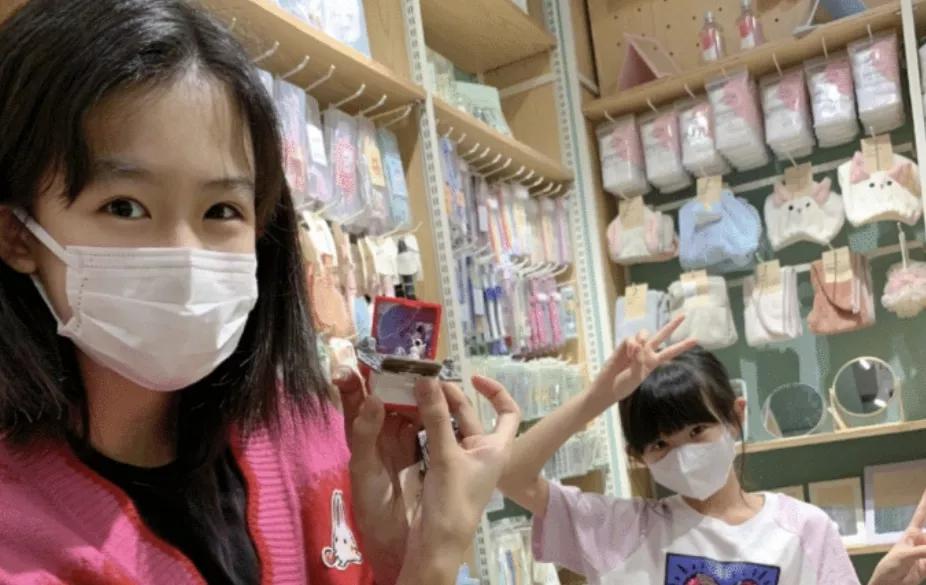 Lu Yi and Bao Lei take their daughters shopping, the scene is so warm ...