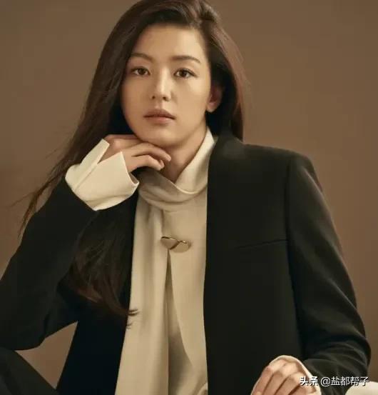 "Jin Zhixian" is stylish and elegant, with willow eyebrows and almond ...