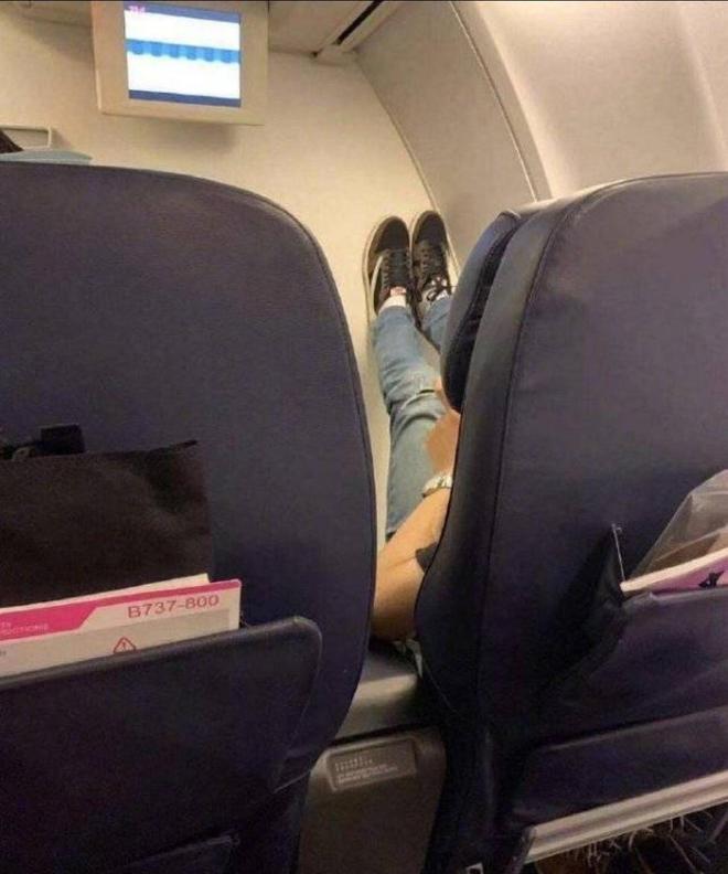 Li Yitong took off his shoes and sat barefoot on the seat on the plane ...