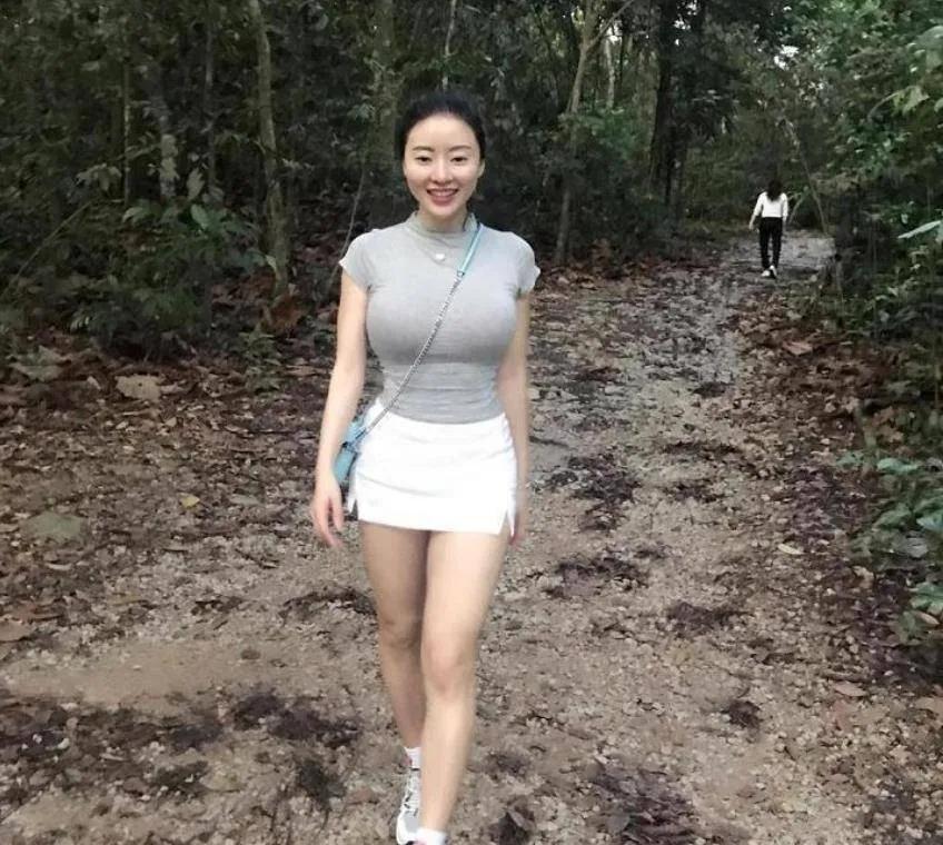 The hot goddess Jiang Pingting, with her graceful figure, fascinates ...
