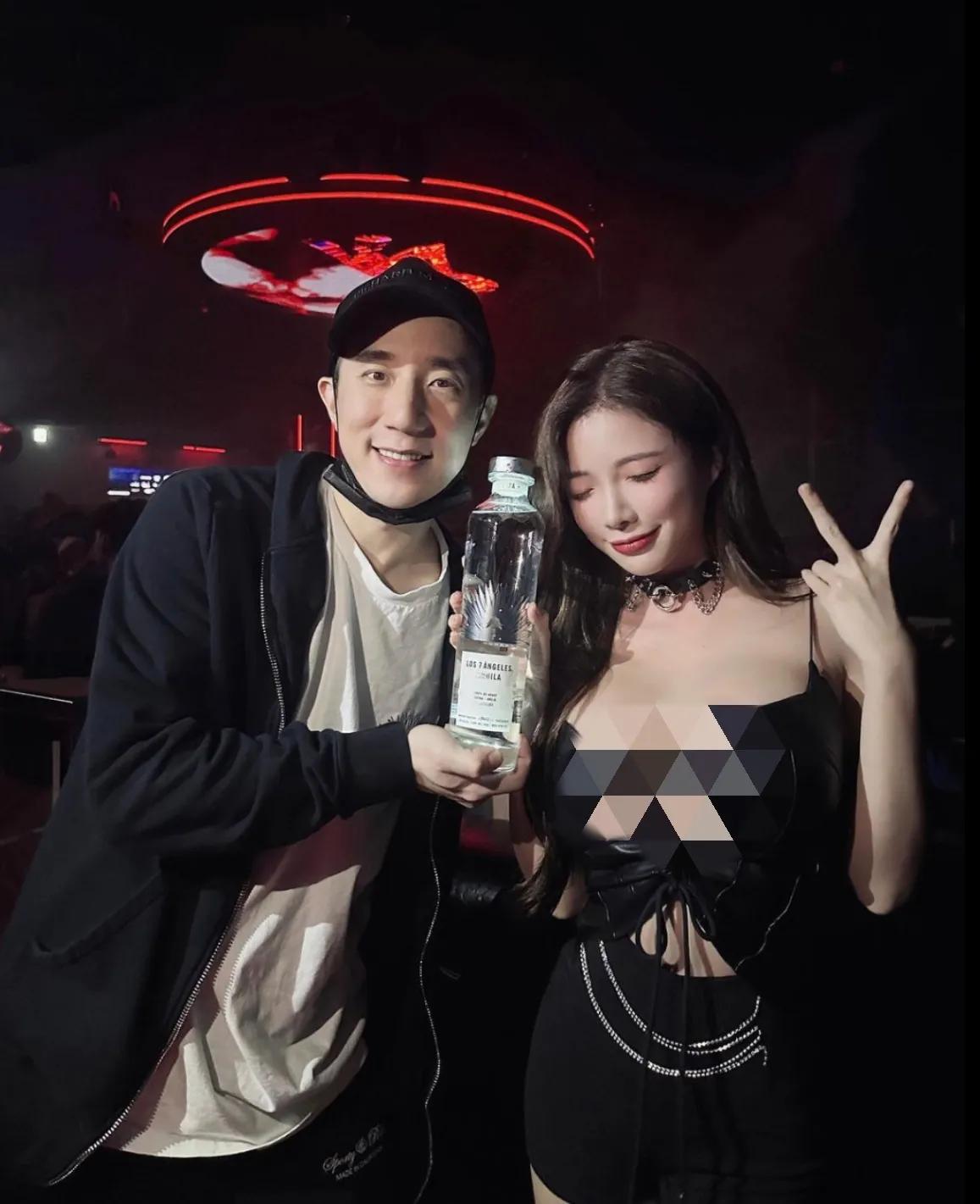 Jaycee Jaycee and the sexy DJ goddess Lan Xinglei took a photo with a pouting mouth and a ...