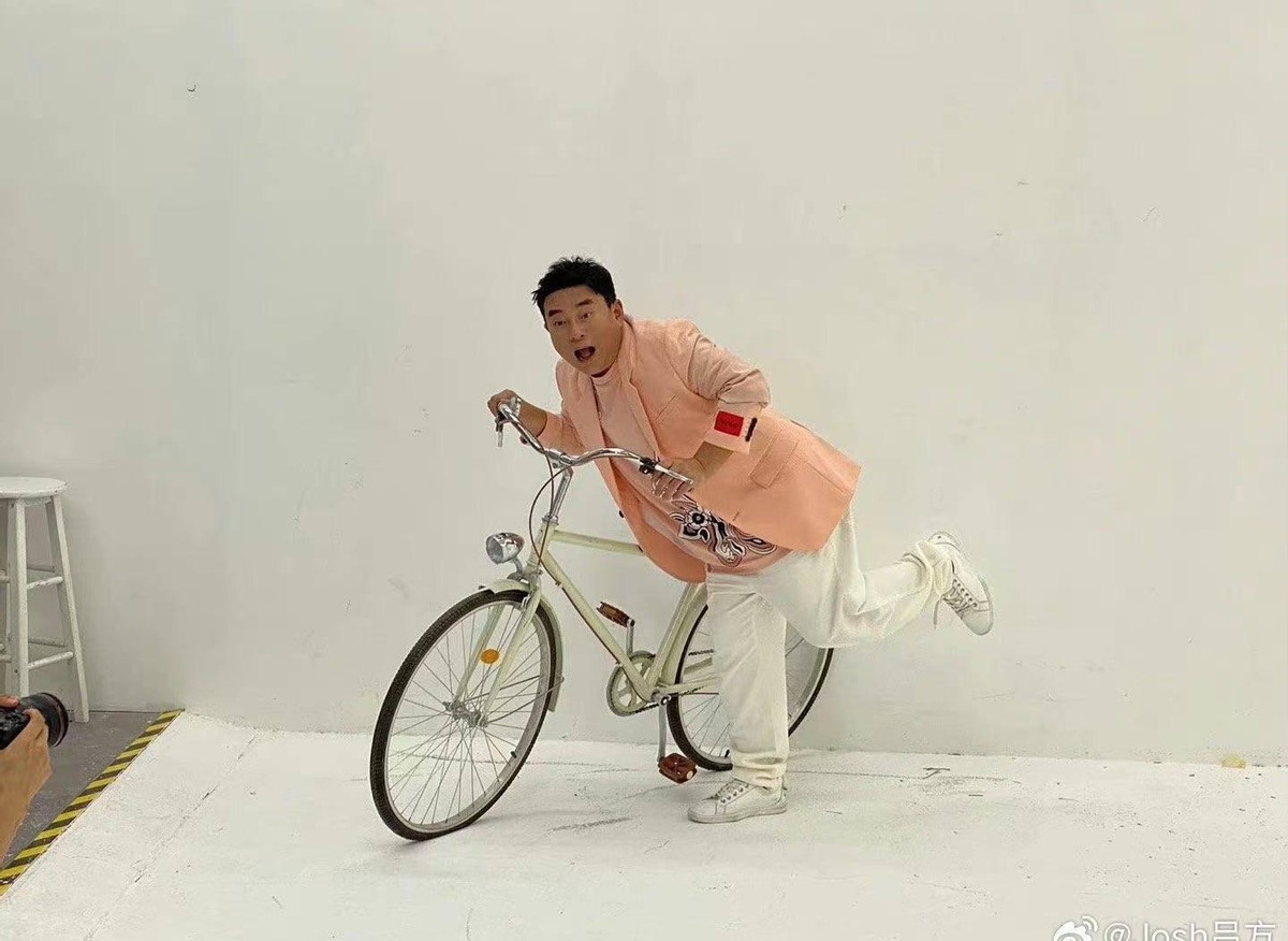 Well-known singer Alex Fong's new song MV is released! He showed off ...