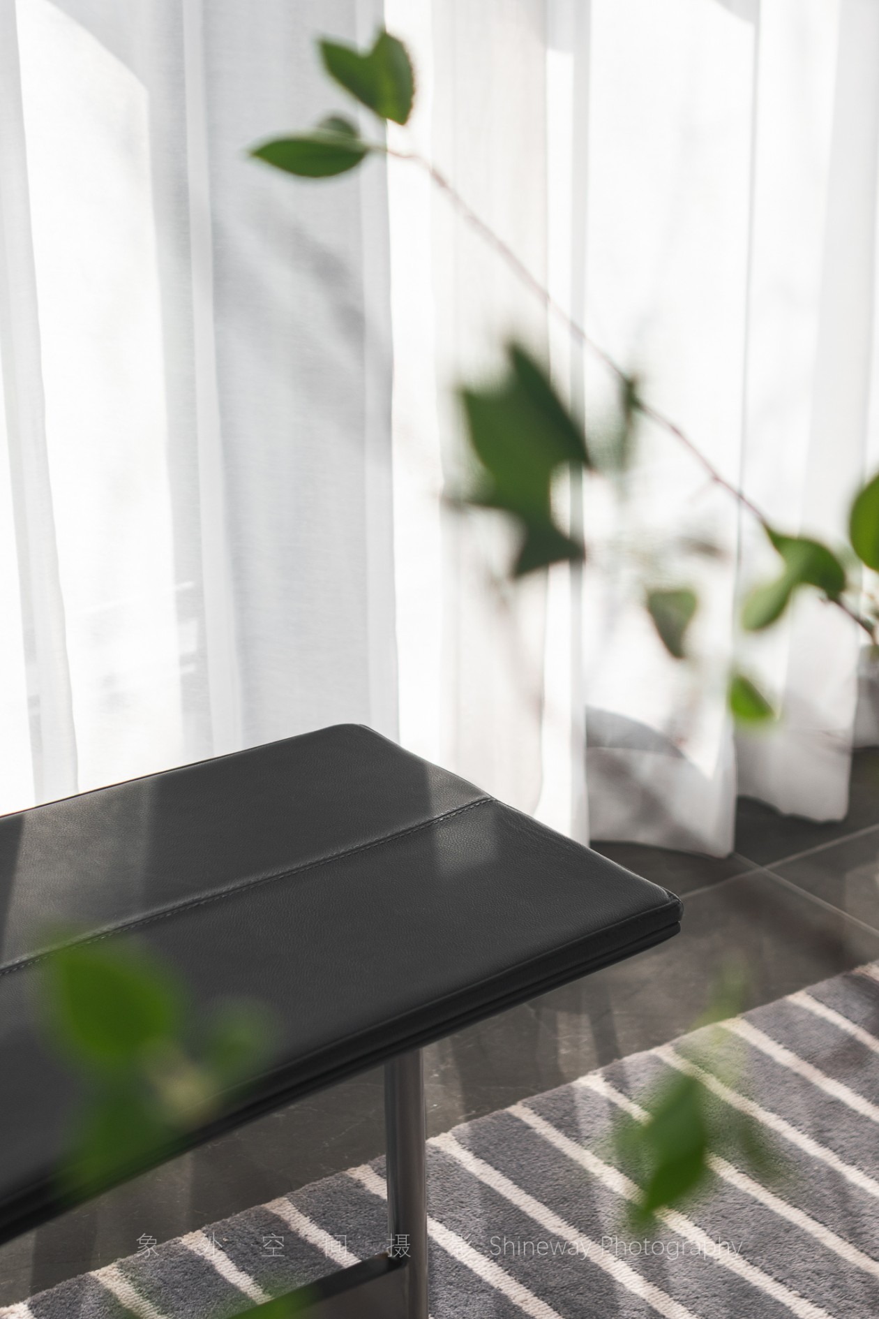 Ultra-modern, minimalist, showroom design - iNEWS