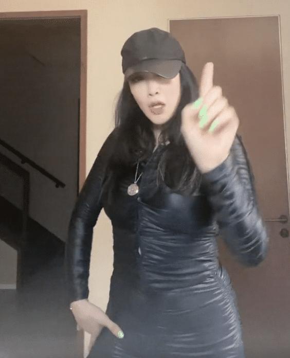 51-year-old Zhong Liti danced in a tight leather jacket, her posture ...