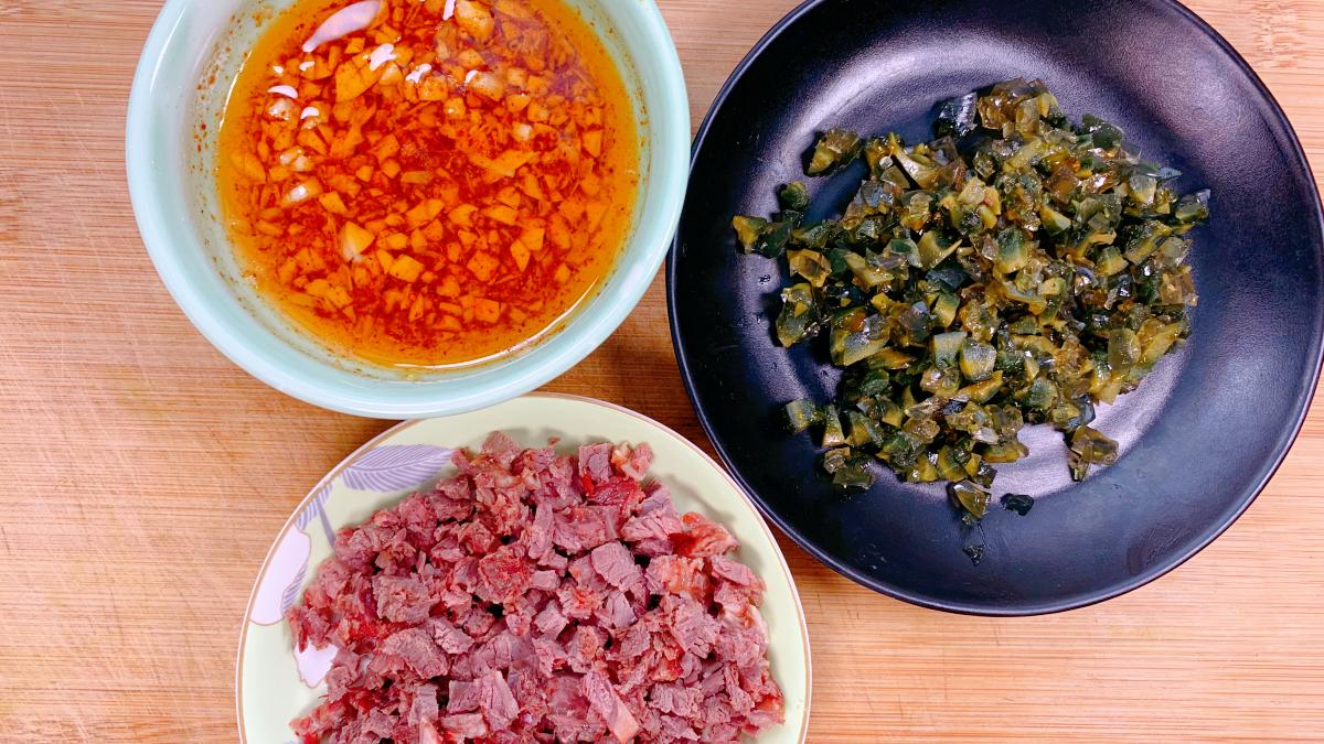 During the Spring Festival, eat less pork and eat it more. It costs 5 ...