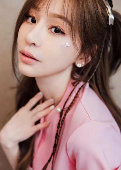 A recent photo of Wang Xinling with her belly exposed "like a 25-year ...
