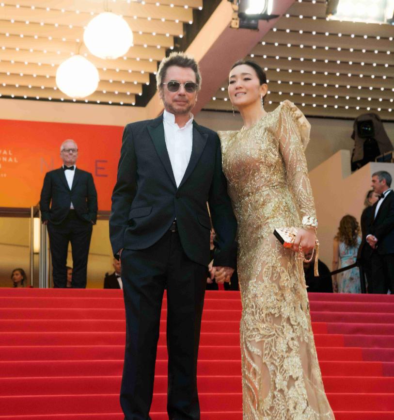 58-year-old Gong Li and her husband go shopping with their shoulders ...