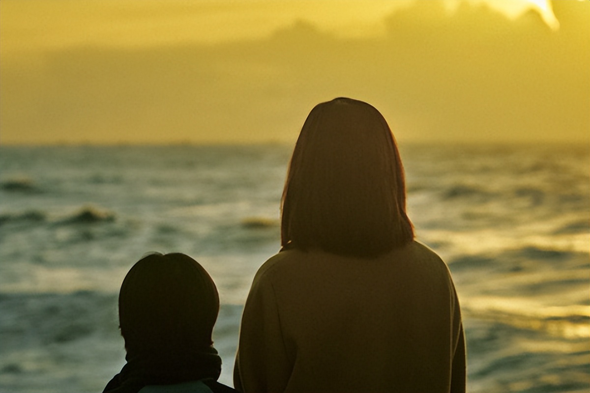 In this movie, there is a mother who has forgotten the past, and a son ...