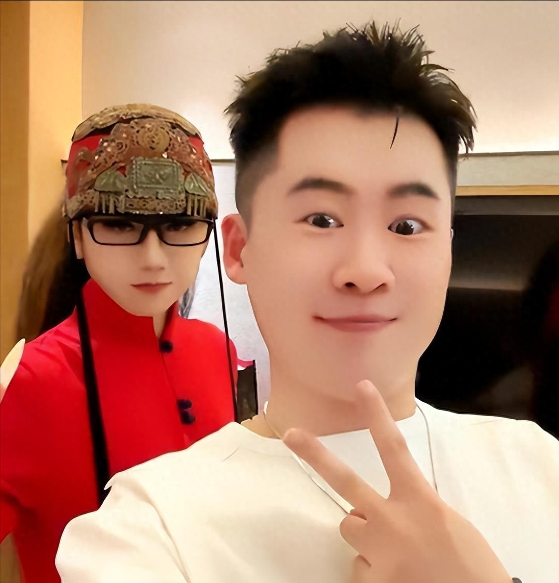 The male assistant takes care of daily life. Why does 61-year-old Yang ...