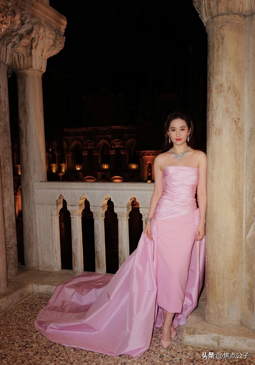 Comparing the same frame? Liu Yifei and Yang Yang attended the event in ...