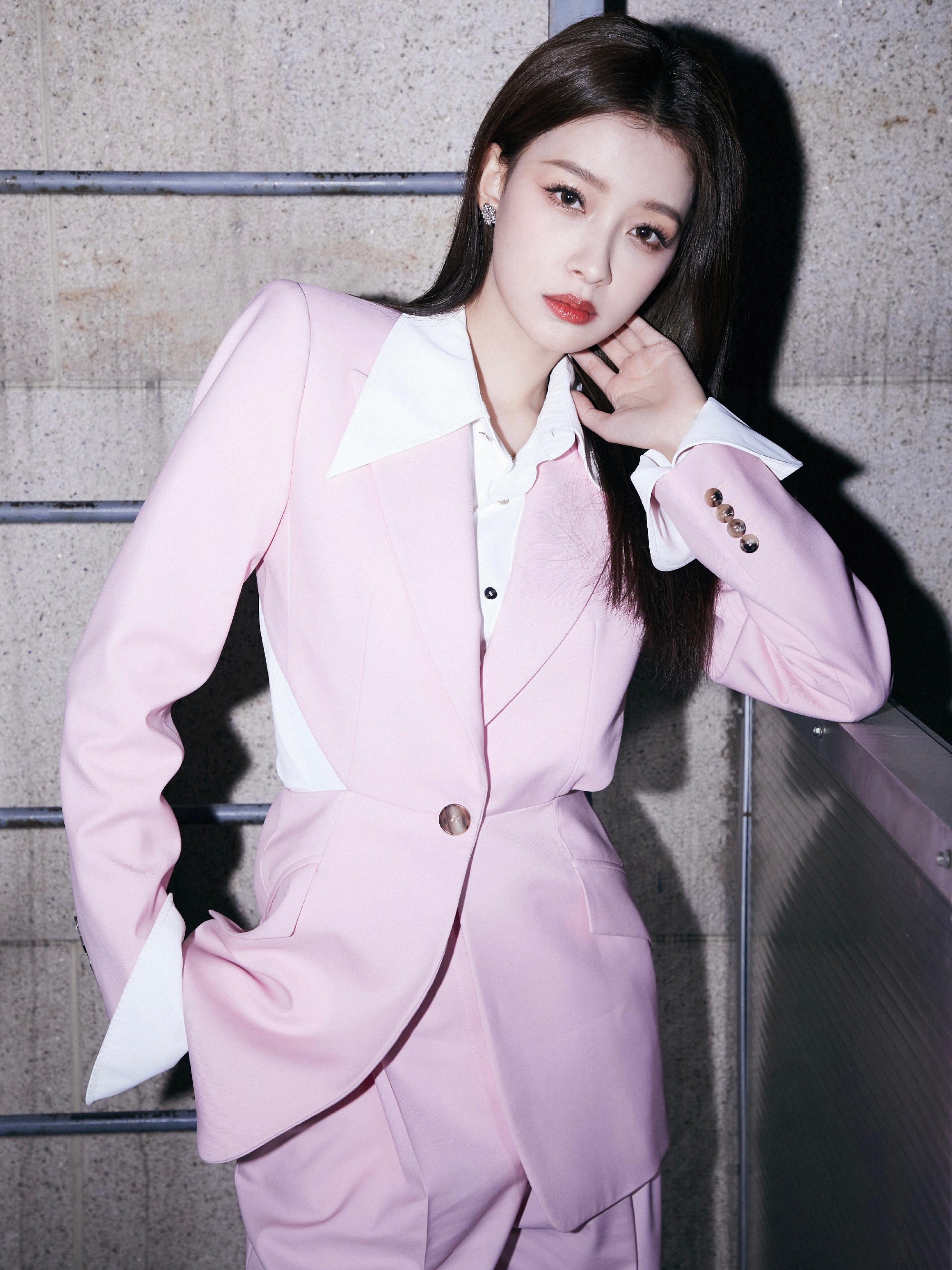 Sun Yi wears a professional suit to see that she is a professional and ...