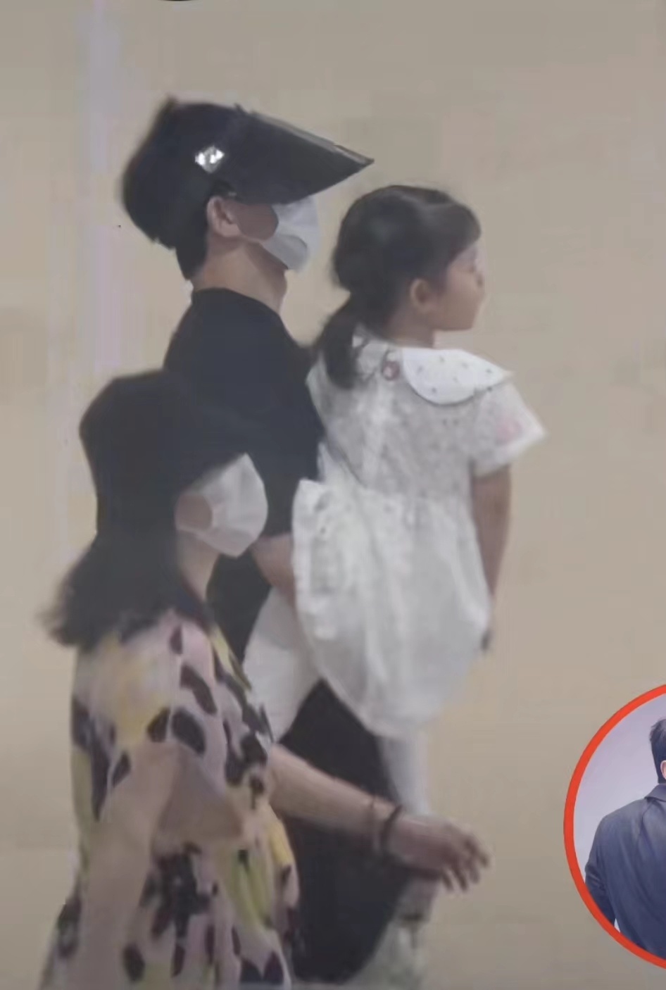 Zhang Jie and Xie Na took their daughter to ride a bike in the shopping mall, jumping, pretty ...