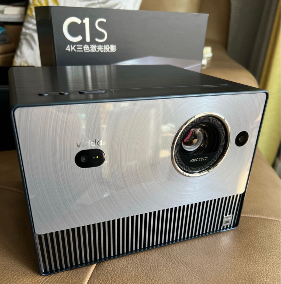 The three-color laser projector that can be used indoors and outdoors ...