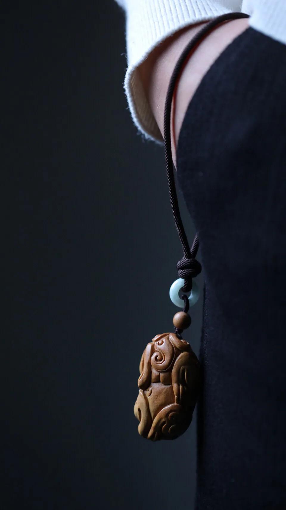 Ruyi back tattoo on Pixiu handle - iNEWS